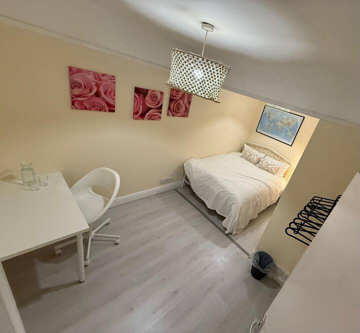 Beautiful Room With Kingsize Bed - Marlow, UK