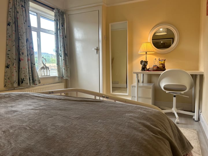 Charming Petite Room With Cosy Style - Maidenhead