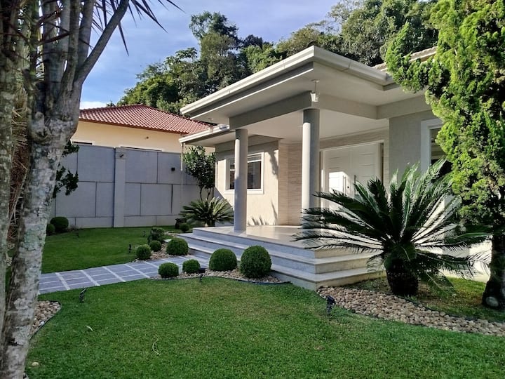 Casa Com Piscina, Três Suítes E Perto Do Centro. - Teresópolis