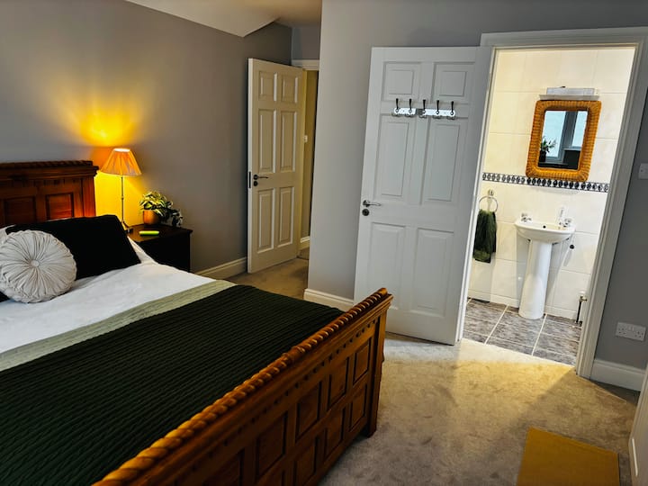 En-suite Master Bedroom With King Bed - Killarney