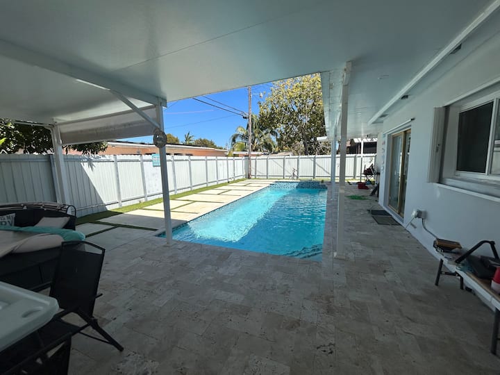 Spacious 5 Br Miami Pool Villa -Perfect For Groups - Miramar, FL