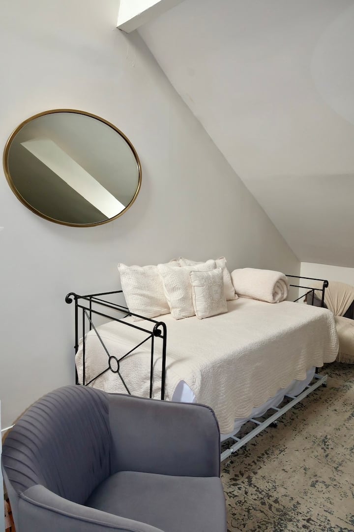 Classically Elegant, Quiet Beacon Hill Penthouse - Boston, MA