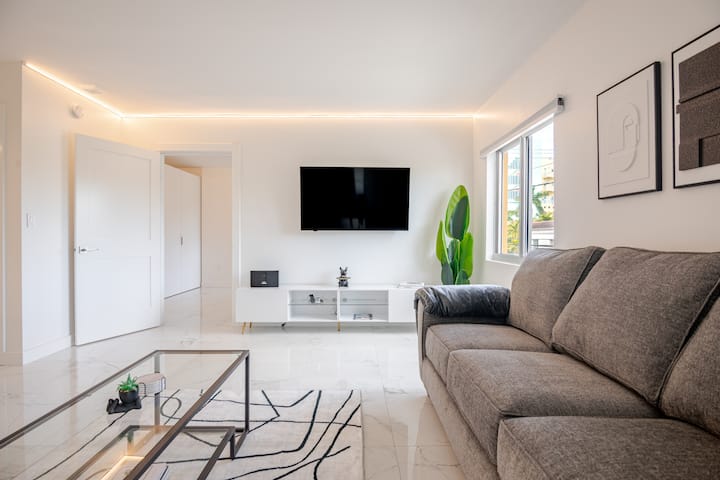 Sofi 2bed/2bath Beachfront Condo - Miami Beach, FL