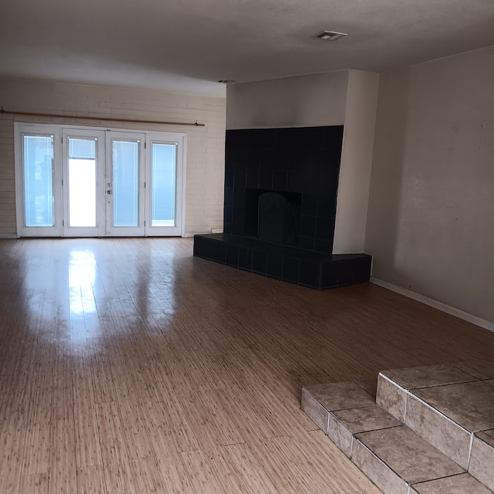 Cozy Room With Private Bathroom - Barstow, CA