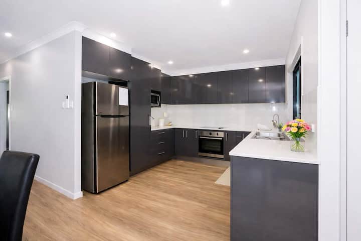 Golfview Retreat Modern 2 Bedroom Duplex With Golf - Townsville