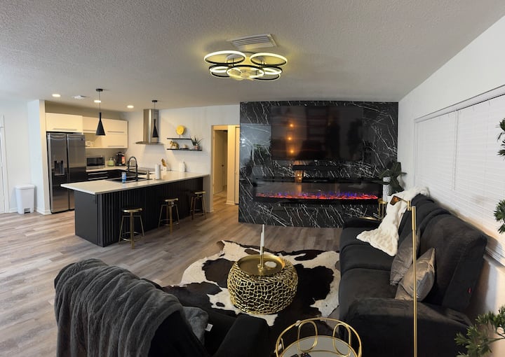 Luxury Modern Getaway | Stylish & Cozy - St. Petersburg, FL