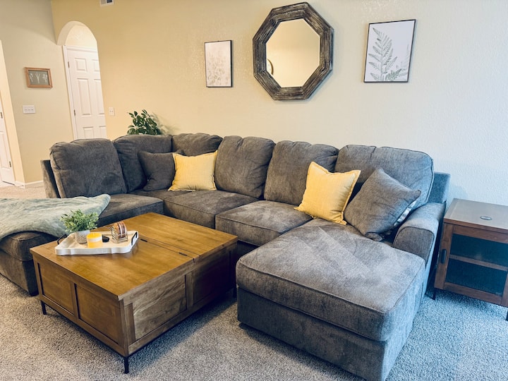 Cozy Saddle Rock Condo - Aurora, CO