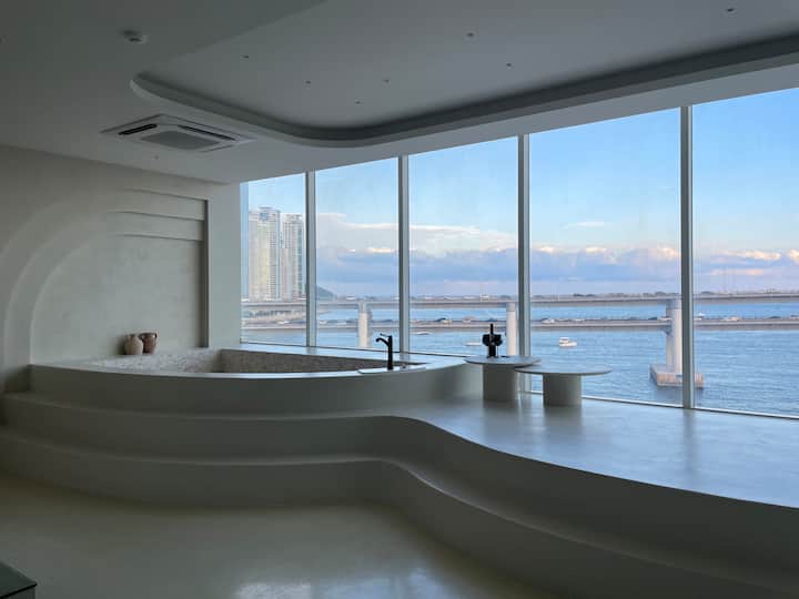 3월 잔여일 할인/사전문의혜택/반려동물/14인/무료짐보관/밀락더마켓/광안리 - Busan