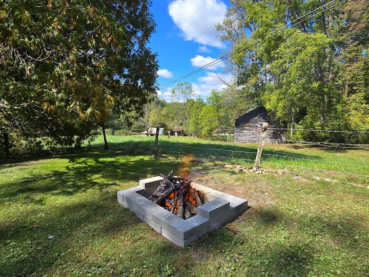 Moonshiner’s Rustic Cabin|firepit+fireplace&nature - Bryson City, NC