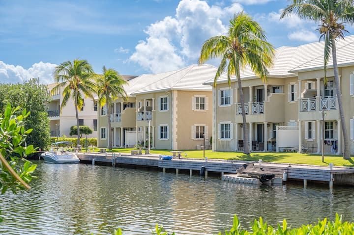 Executive Canal Front Residence - Cayman Islands