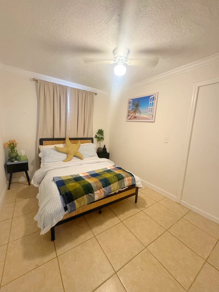 Studio Near Hard Rock Stadium + Parking - Miami Gardens, FL