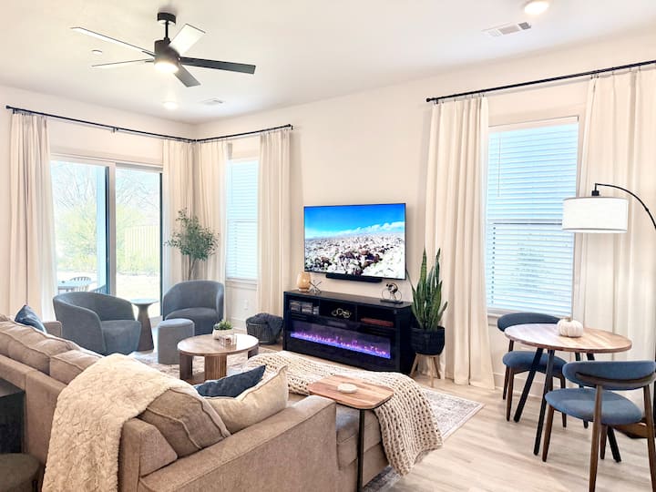 Steps From Dining, Shops & Trails! - New Cozy Home - Rogers, AR