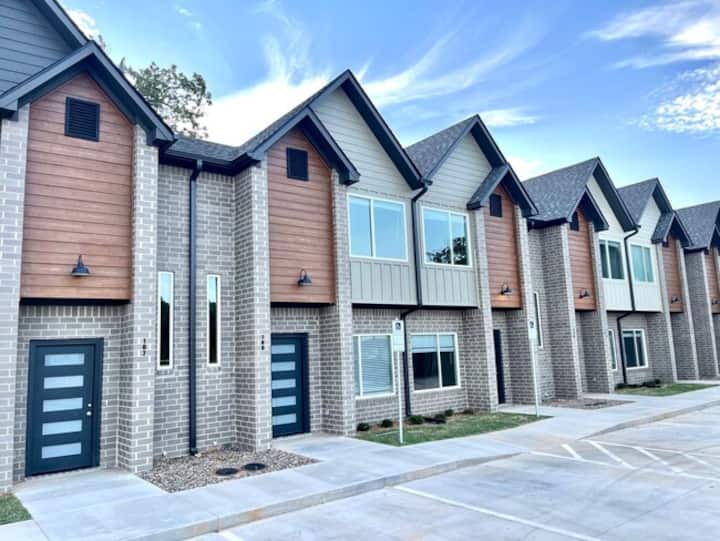 Modern 2br/2.5ba Townhome | Wifi & Private Patio! - Texarkana, AR