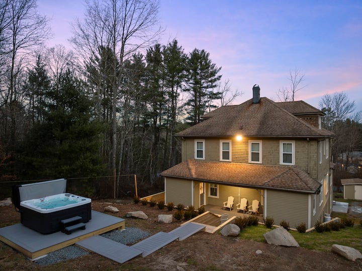 Spacious 8-bedroom Retreat With 5 Living Rooms - Monticello, NY