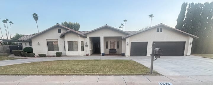 4 Br, 4 & 1/2ba. (3300sf) W/pool 5bd (1 K/2q/2t) - Yuma, AZ