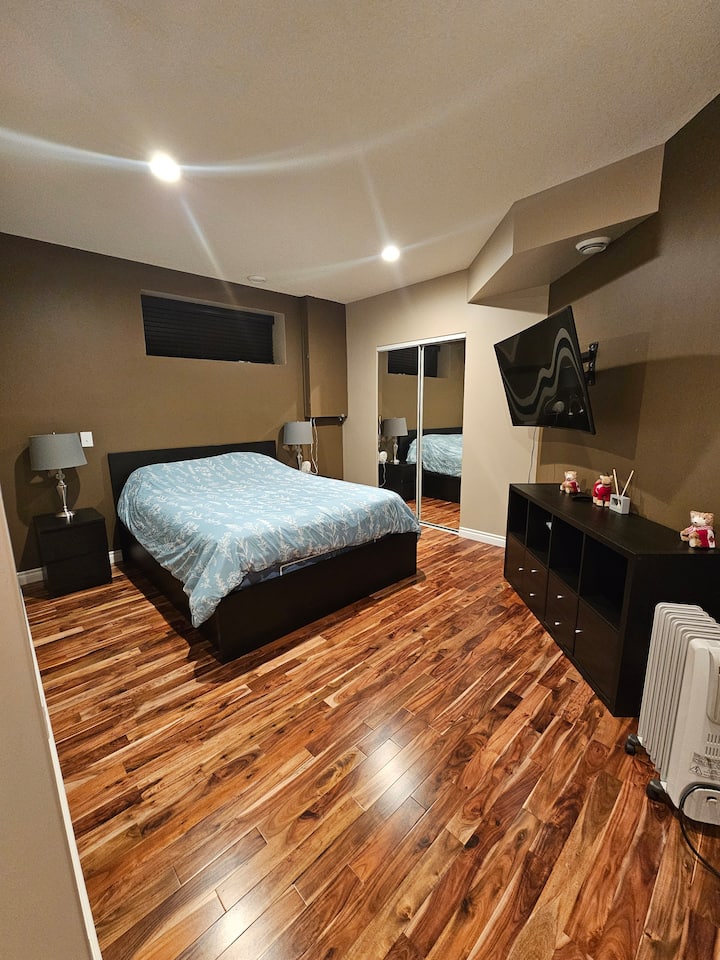 Spacious Private Room W/ Outdoor Hot Tub - Spruce Grove