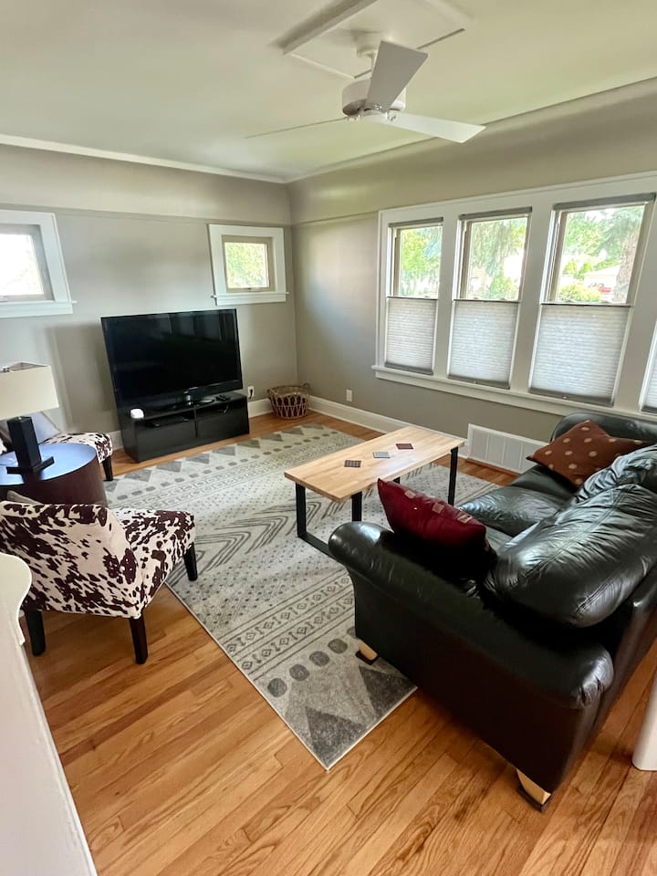 Large 2br Urban Retreat-minutes To Milwaukee Fun! - Milwaukee, WI