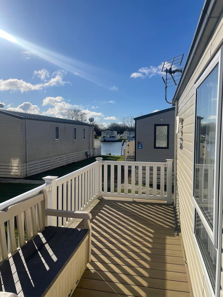 Cosy 3 Bedroom Caravan In Cirencester - South Cerney