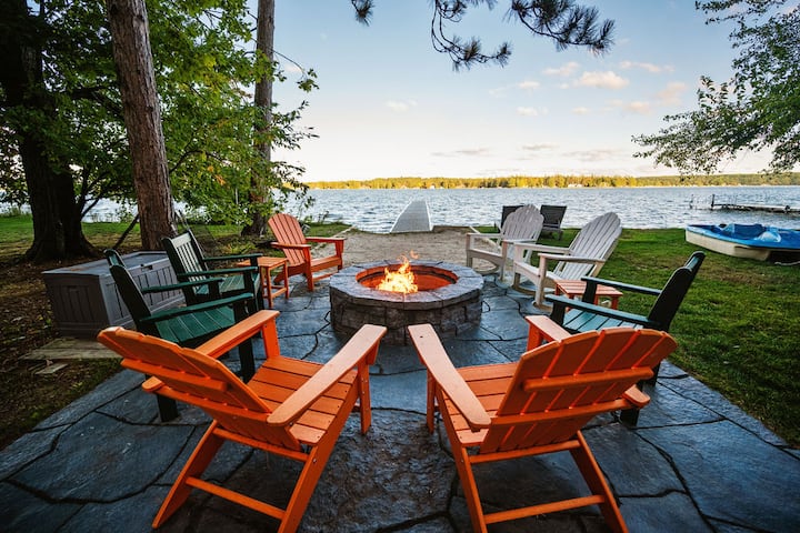 Lakefront , Private Beach, Fire Pit, Ac, Hot Tub - Gaylord, MI