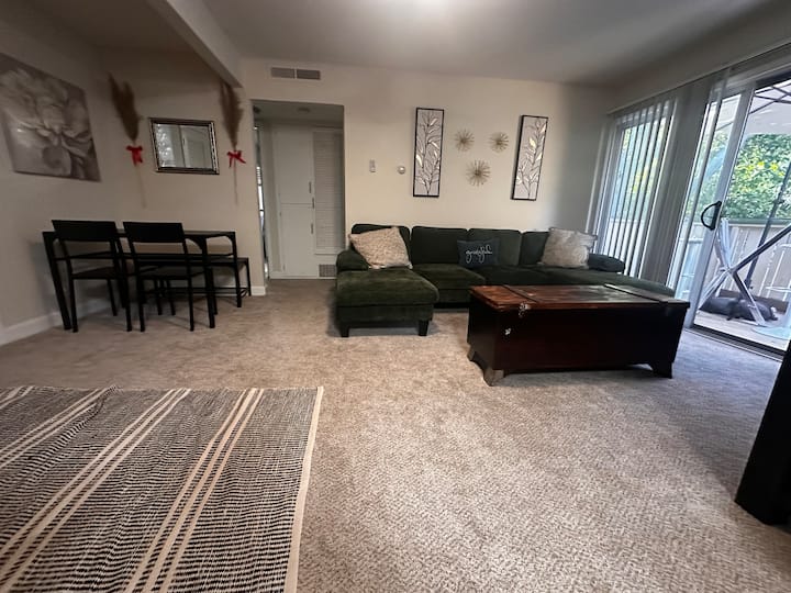 Comfy Chic: Your 2br Escape With Big Screen Bliss - 쿠퍼티노