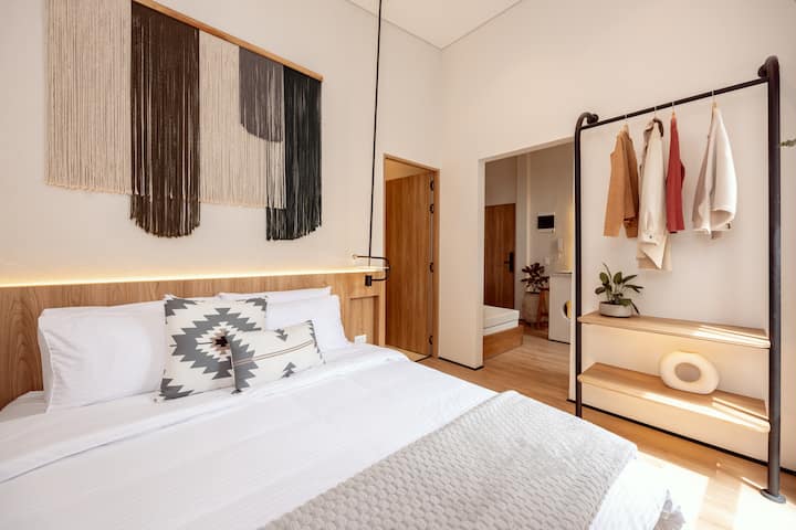 Luxury Boho Apartment - A/c - Kitchen- Fast Wi-fi - Medellín, Colombia