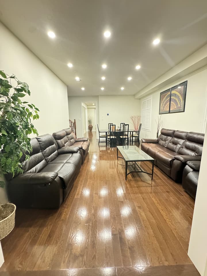 Cozy Room With Private Washroom - ブランプトン