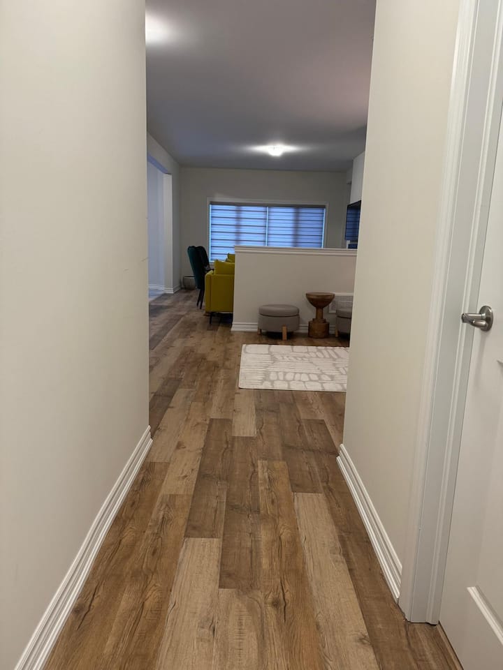 Room With Shared Washroom - Gravenhurst
