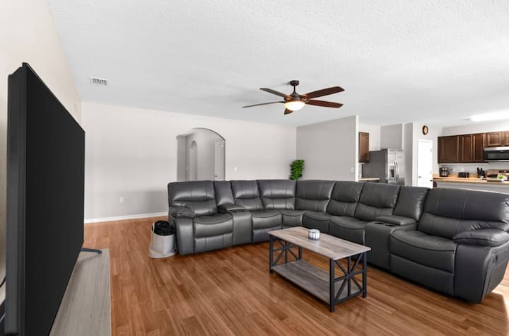 Waterfront 4 Bedroom Pool Home With Gameroom - Winter Haven, FL