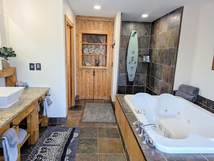 The Hoot House -Sleeps 6 - Michigan