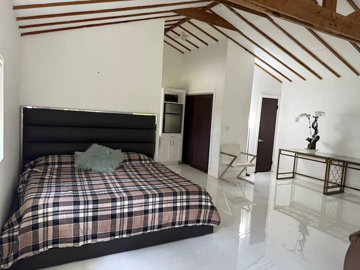 Acomoda 4 Adultos + 2 Extras No Sofá Cama - Westchester, FL