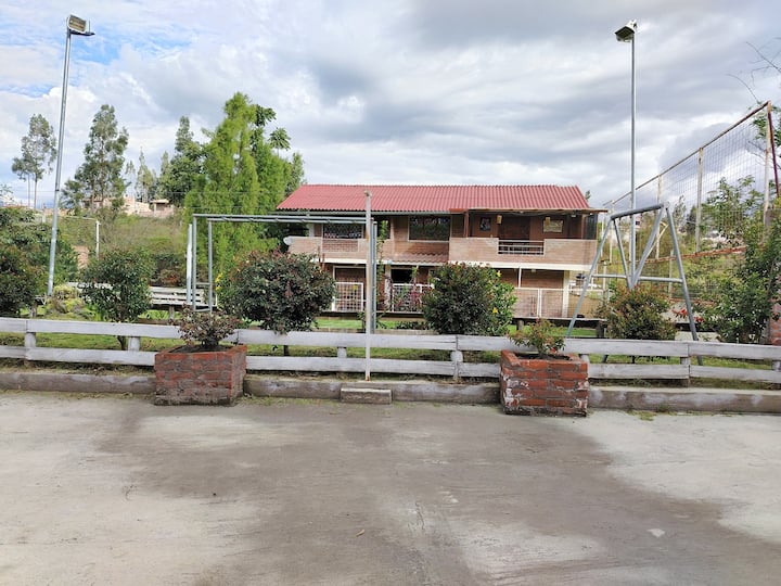 Delux Propiedad Entera Con Zona De Entretenimiento - Riobamba