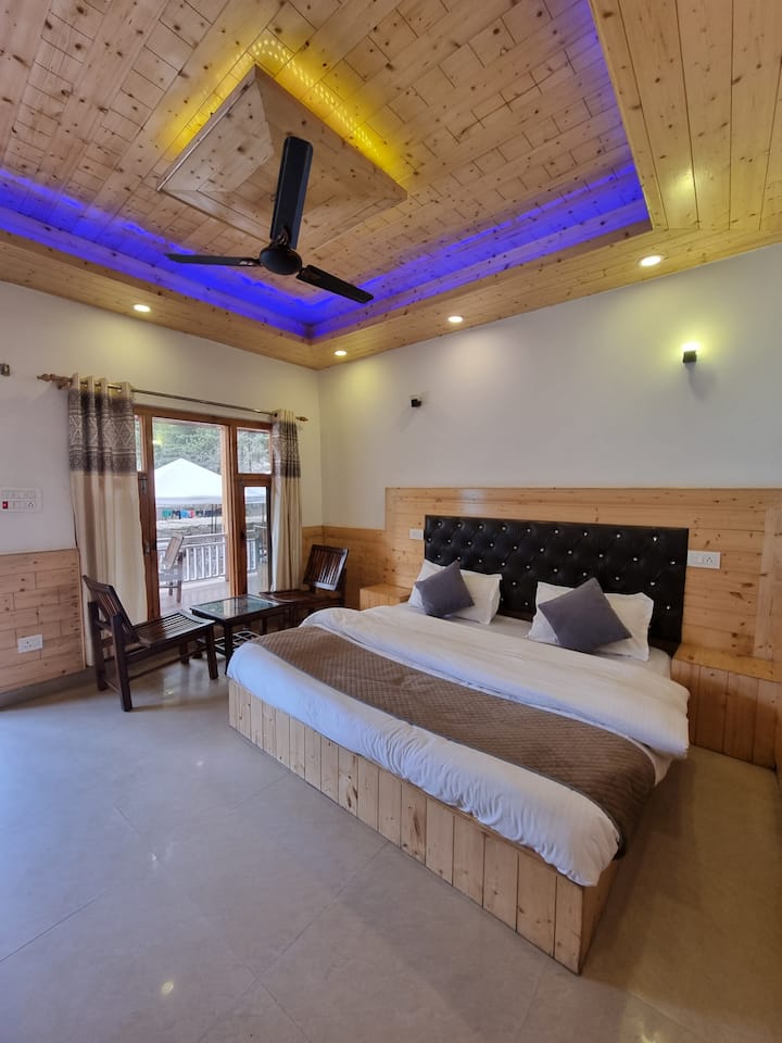 Riverside, Food, Parking, Treks - Kasol