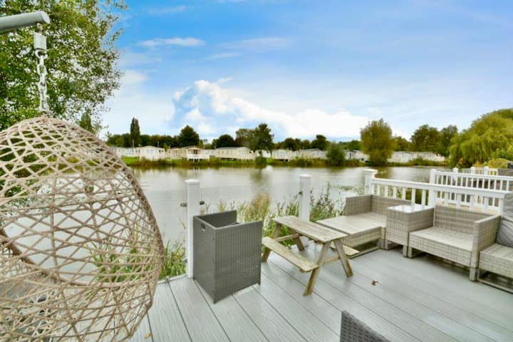 Exquisite Lake Lodge In Hoburne - Wiltshire