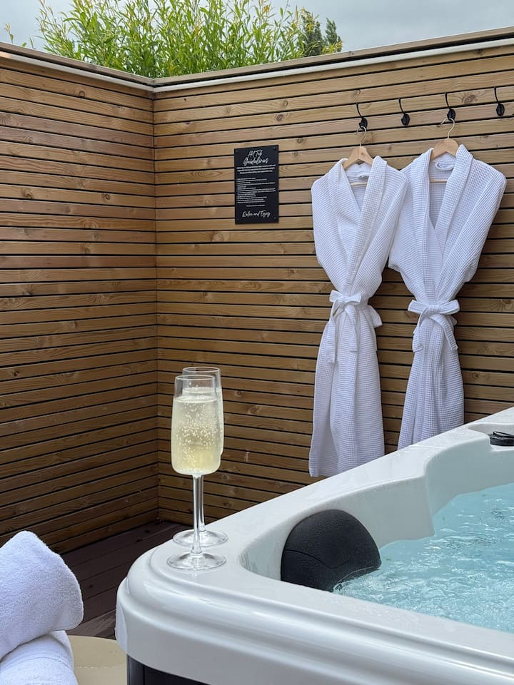 1 Bed Country Barn + Hot Tub - Northwich