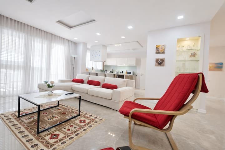 Luxury 4br Penthouse With Views And Free Parking - Tirana