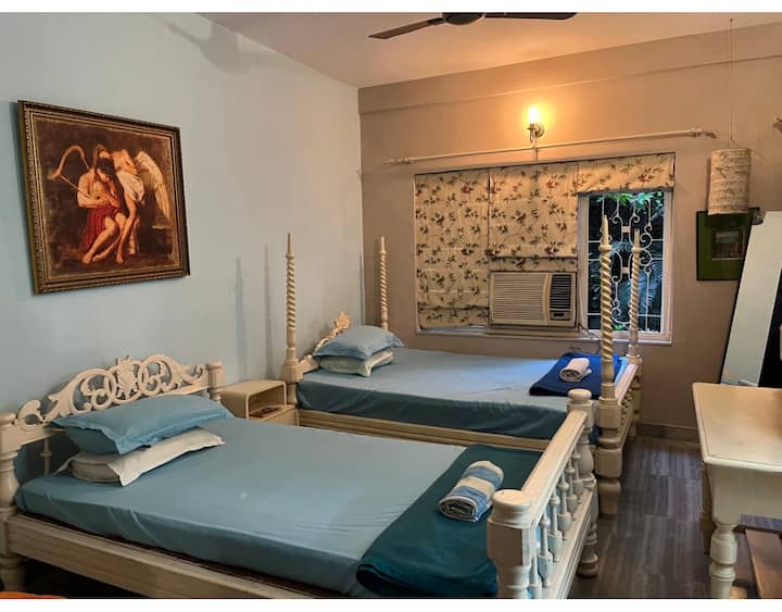 Birdsong: Pvt Room, Park Street - Kolkata