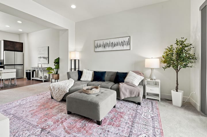 2 Bedroom Townhome W/ Garage - Wheat Ridge, CO