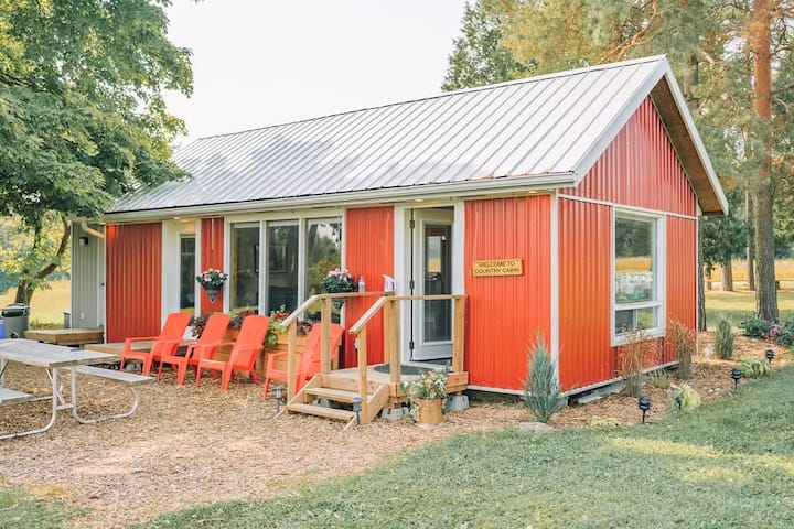 Farm Cabin Retreat | King Bed | Pet Friendly - Bradford