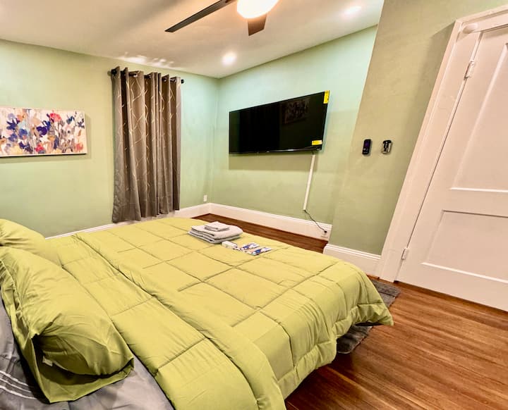 Modern Cozy Stay | Private Bath - Roanoke, VA