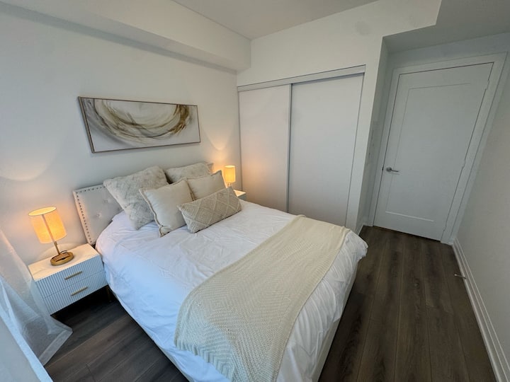 Modern Comfort, Chic & Spacious - Oakville