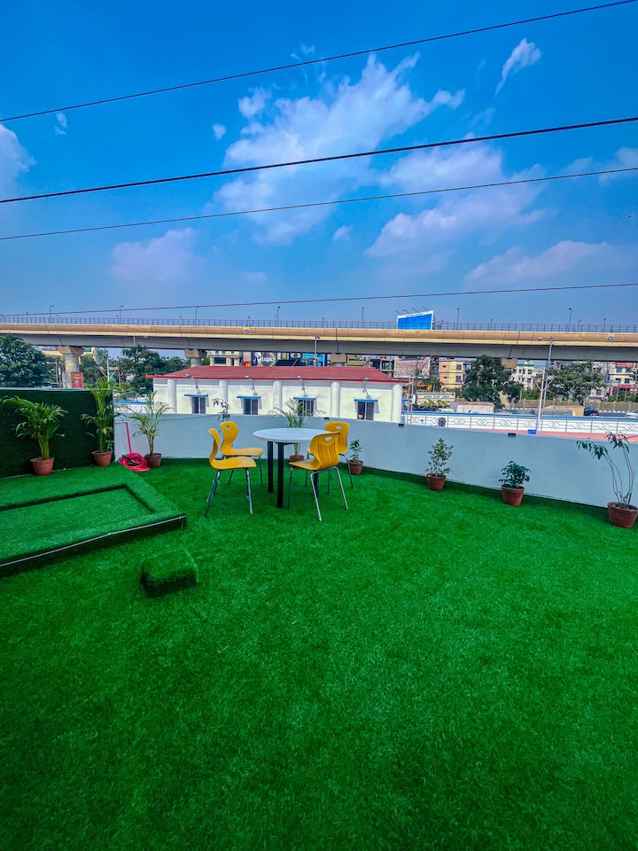 The Bypass Nest-with Private Cozy Attached Terrace - Calcutta