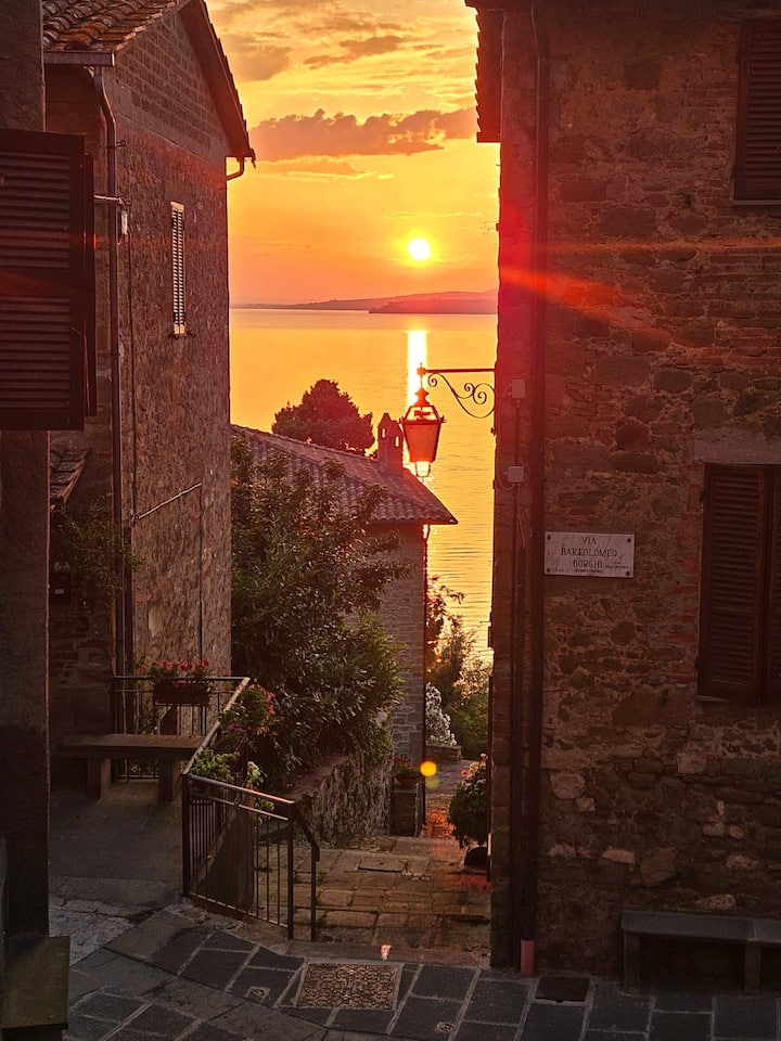 Evasione Tra Storia, Lago E Natura. - Italia