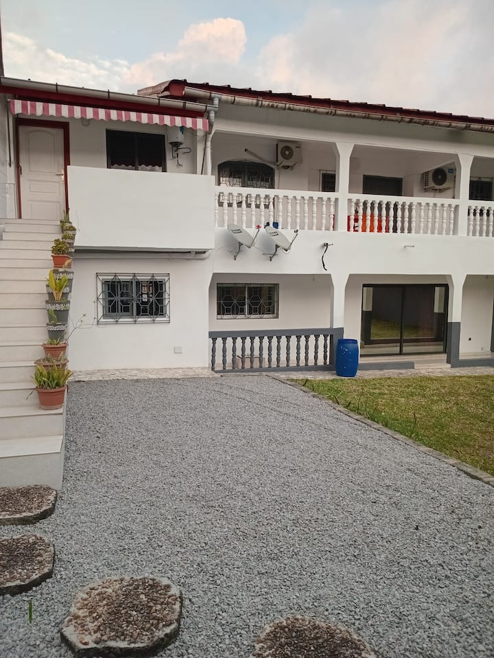 Villa Duplex De Charme Avec Jardin - Abidjan