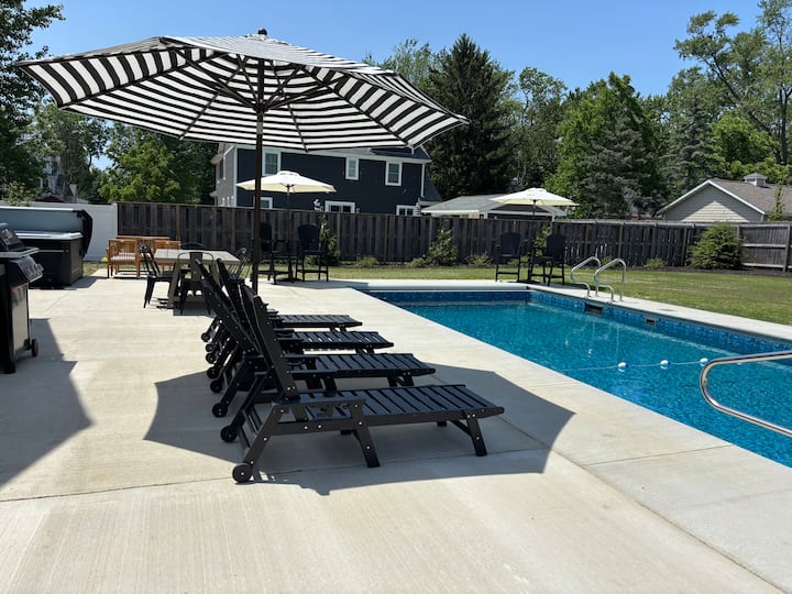 New! Salt Water Pool, Hot Tub, 4,000 Sf, 6b/6ba - South Haven, MI