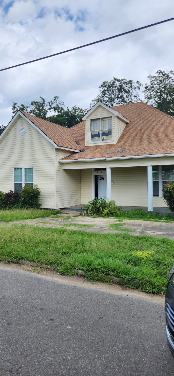 Big House With High Ceilings 5 Bed 2 Bath - El Dorado, AR
