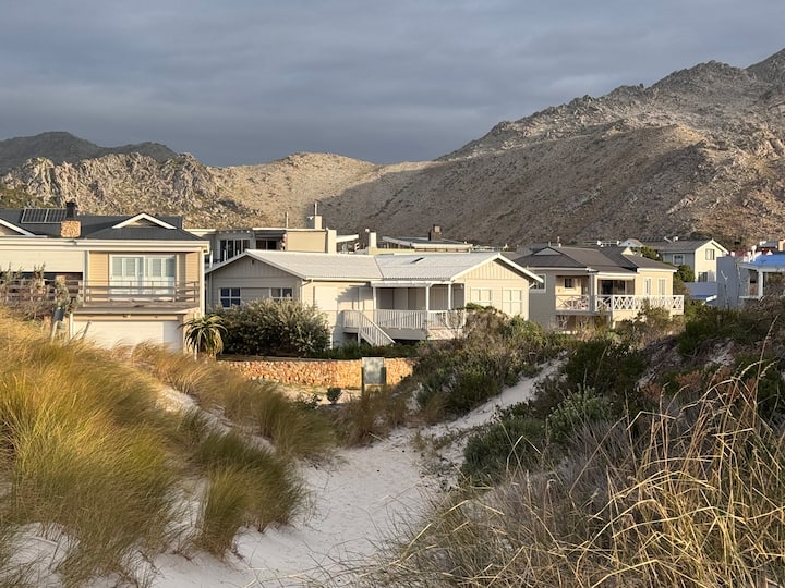Breezy Beach Bungalow, 30m From The Sand! - Pringle Bay