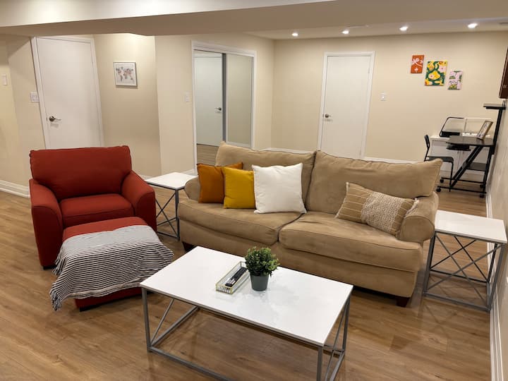 Modern & Spacious Guest Suite - Grimsby