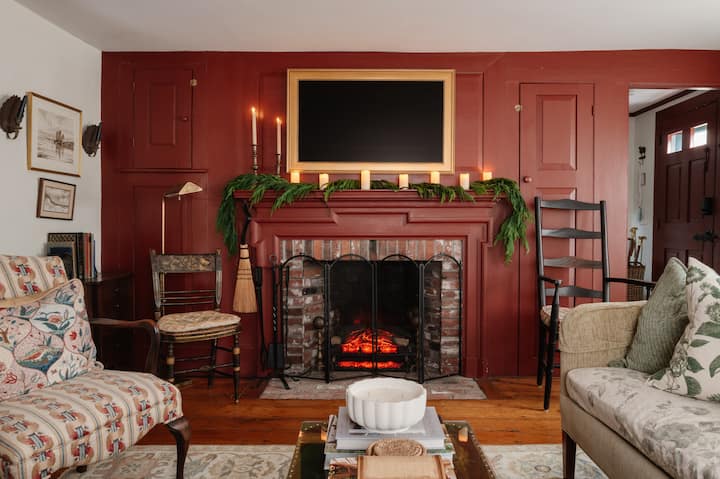 Historic Cottage With Cape Cod Holiday Charm - Barnstable, MA