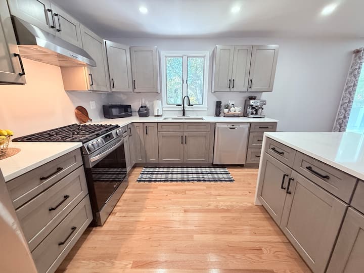 2br Coastal Escape W/ Deck|10 Min Downtown Newport - Newport, RI