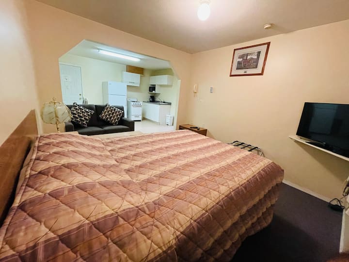 Cozy 2-bedroom Room In Fraser Bridge Inn - Quesnel